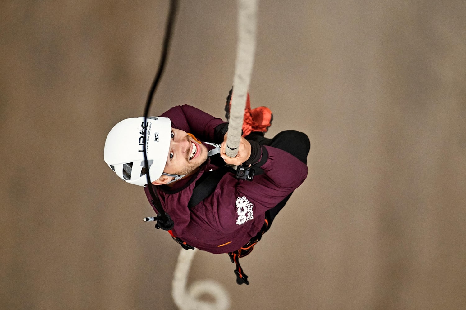 Se billederne: The World's Highest Rope Climb
