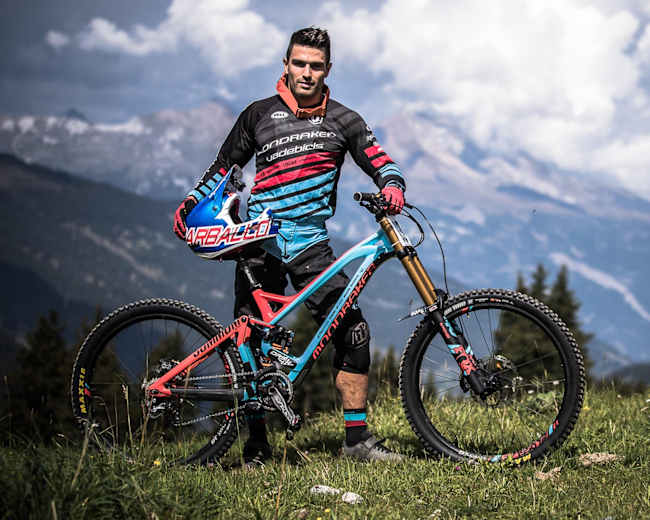 Así es la bici de DH perfecta de Edgar Carballo