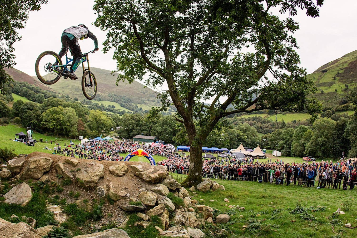 Rob Warner conoce a Bernard Kerr MTB DH | Red Bull Bike
