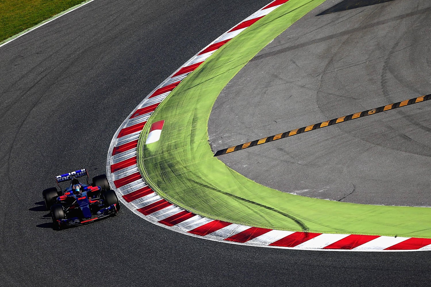 How to drive corners F1 video | Carlos Sainz | Red Bull