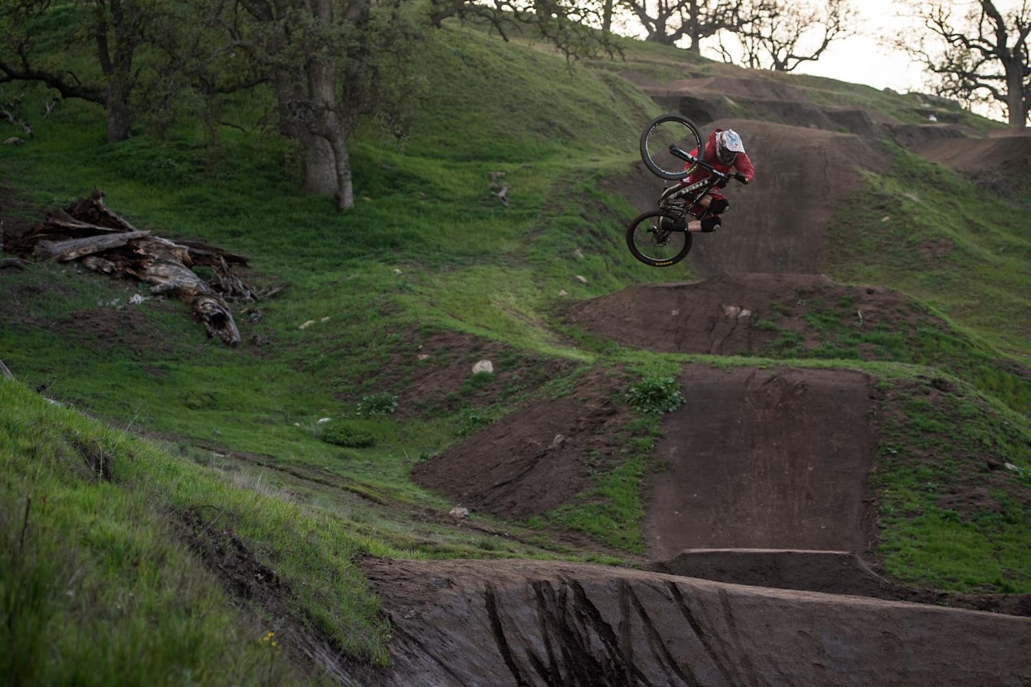Mira cómo Brandon Semenuk hace BMX en una pista
