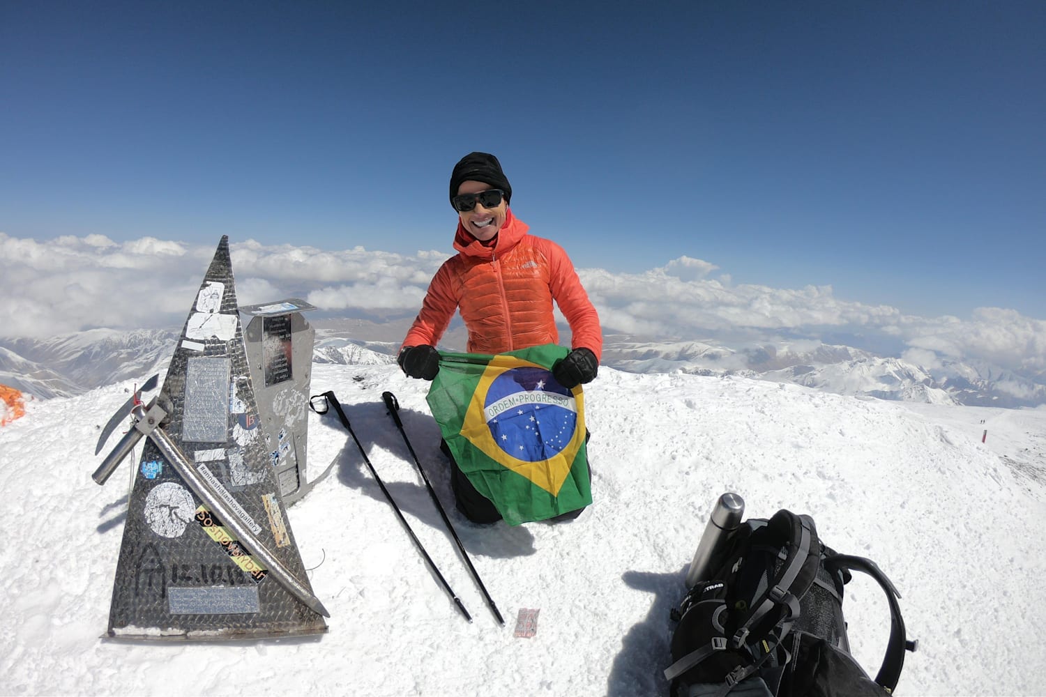 Fernanda Maciel conquista o monte Elbrus, na Rússia