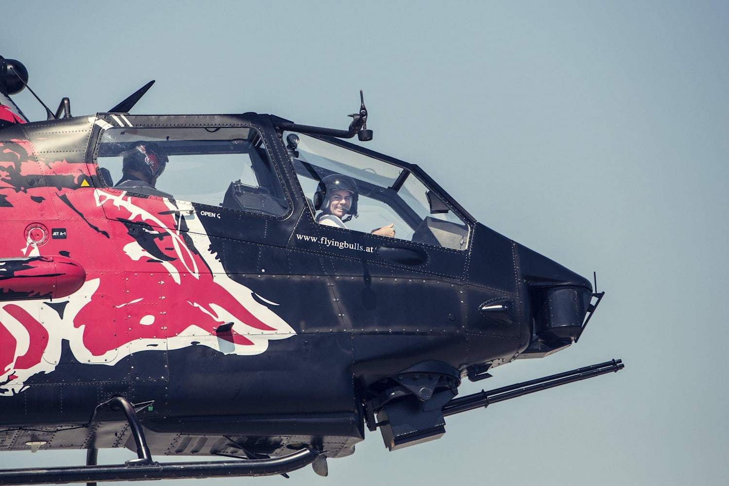 Craig Lowndes flies a helicopter ++video++ Red Bull