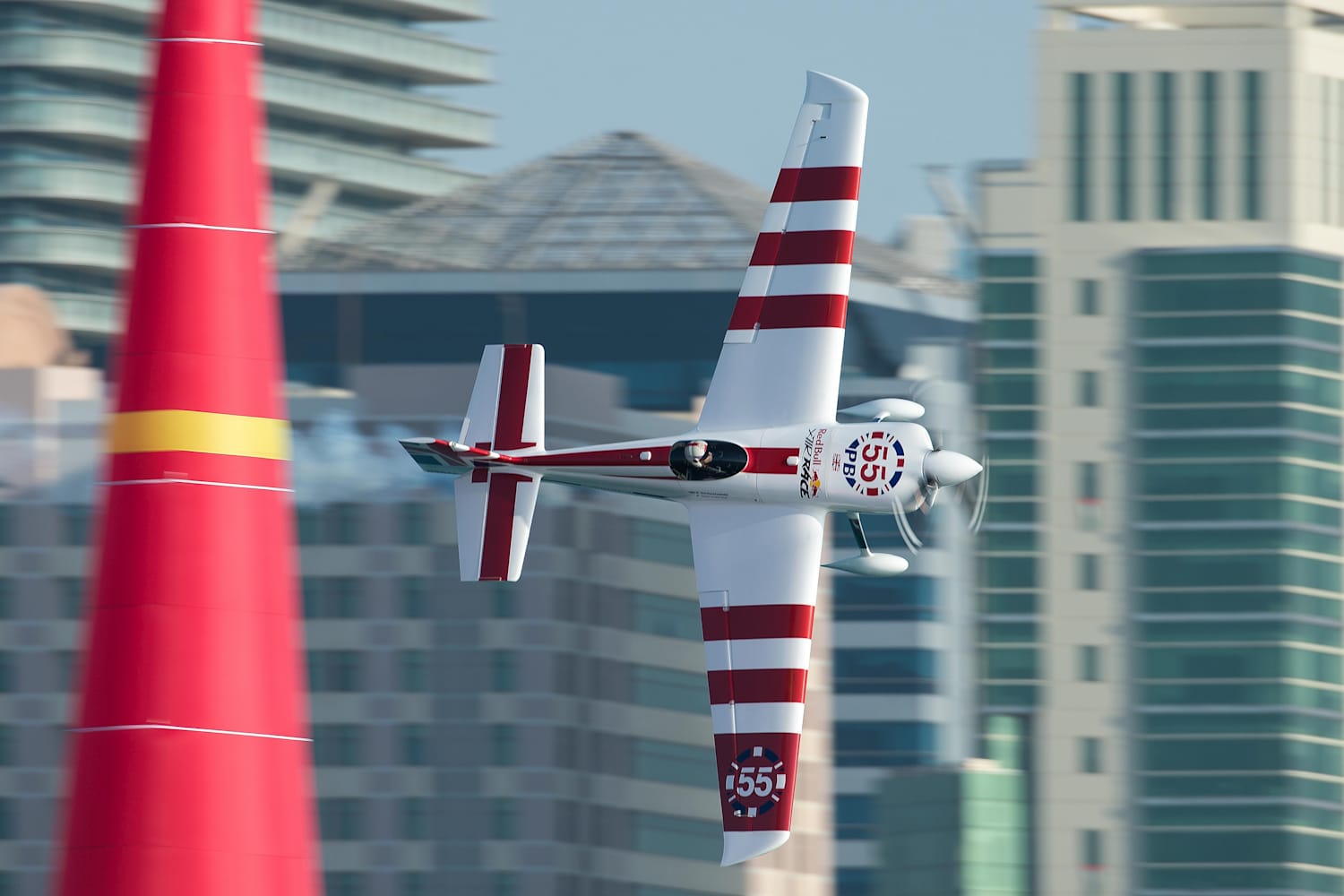 Video: Paul Bonhomme wins Red Bull Air Race Abu Dhabi