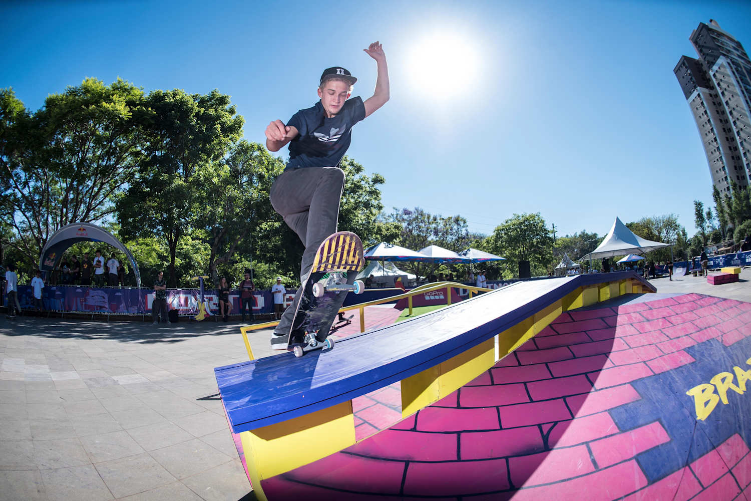 游戏画风街头滑板混战