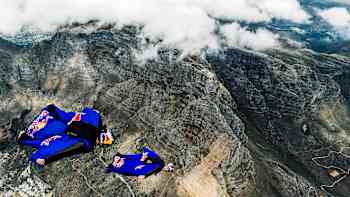 Red Bull 360° Experience: Formation jump in VR - video