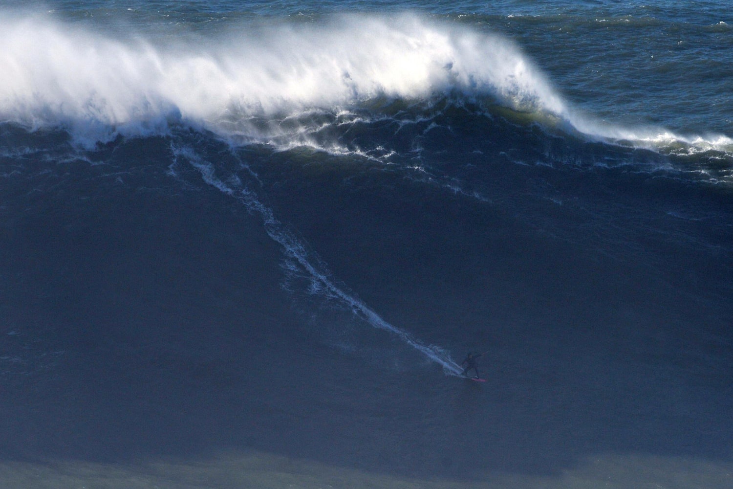 Justine Dupont surfe une vague record à Nazaré en vidéo