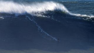 Surf : Justine Dupont surfe une vague record à Nazaré