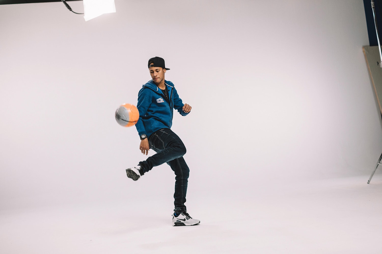 Neymar ball juggling tricks video and gif - Red Bull