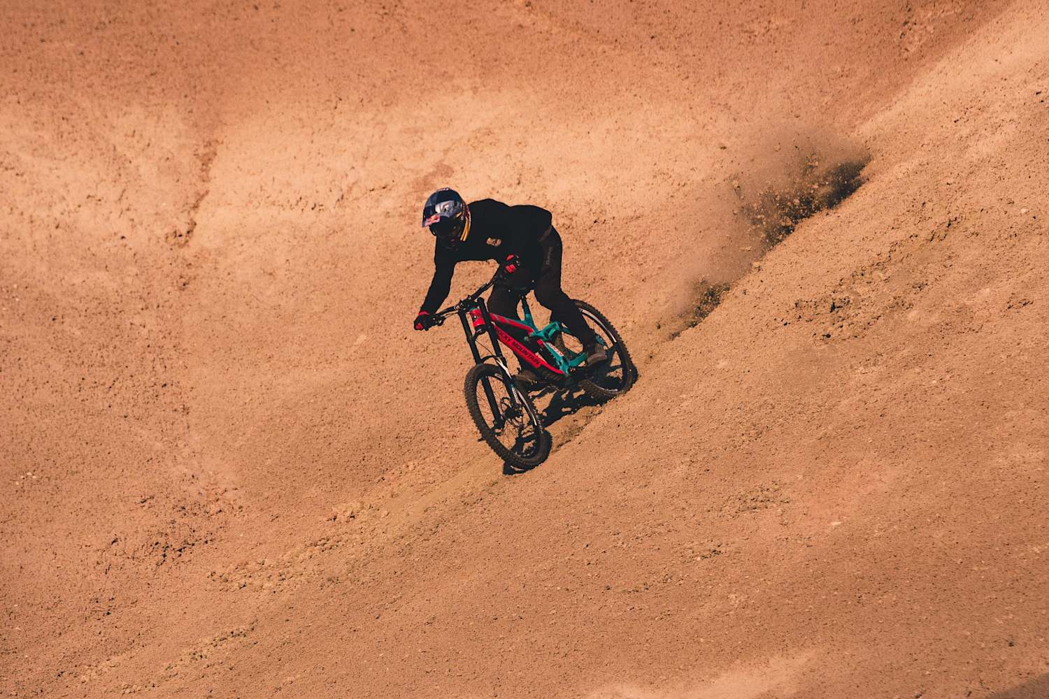 Land Escape: Rupert Walker's new MTB film ++video++