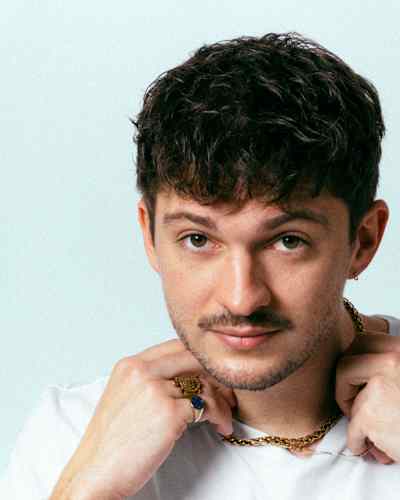 Im Porträt: Sänger Rian über Humor, Familie & seine Anfänge