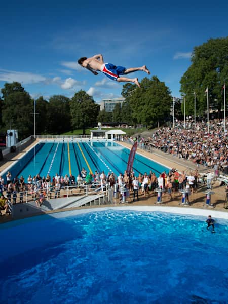 Belly Flop World Championships: Watch the **video**