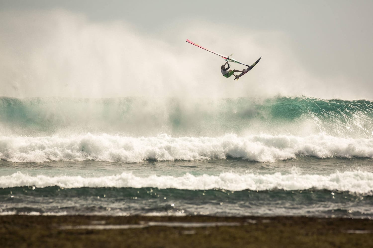 Jason Polakow en windsurf en Indonésie ! Vidéo
