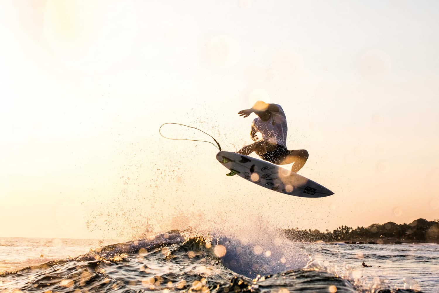 Lee Wilson surfing tubes in Bali, Indonesia ++video++
