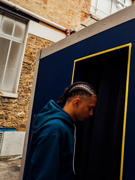 Favé: le rappeur pose son couplet dans Rapomaton! Vidéo