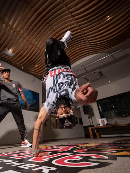 Breaking łączy się z muzyką w singlu Cypher. Posłuchaj