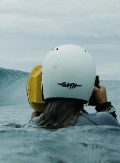 Amber Mozo affronte la vague qui a tué son père - Vidéo