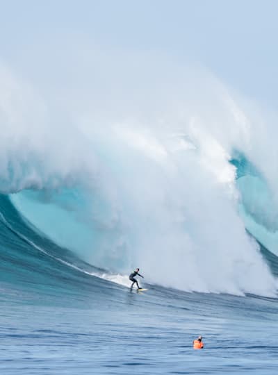 Lucas Chumbo encara uma onda gigante no meio do oceano
