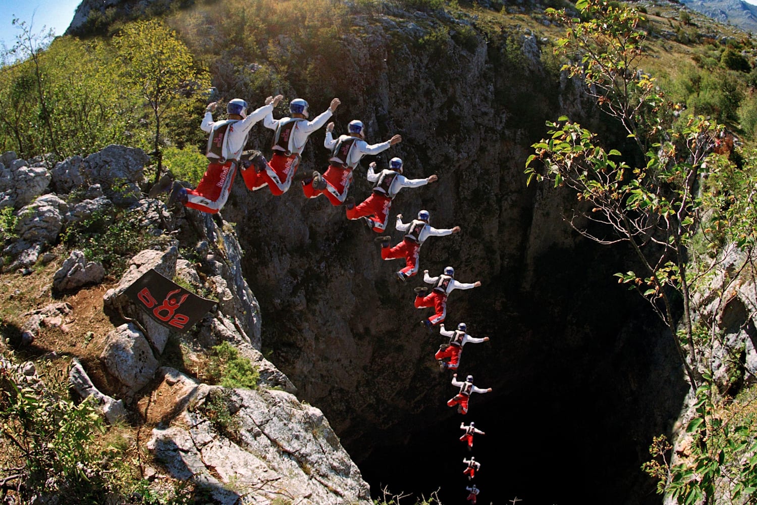 Felix Baumgartner basejumping the Mamet cave