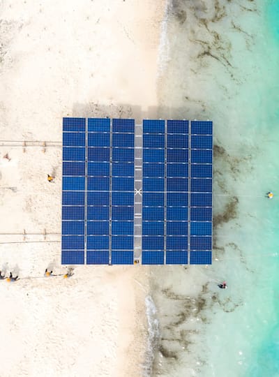 Installations solaires flottantes au large des Maldives