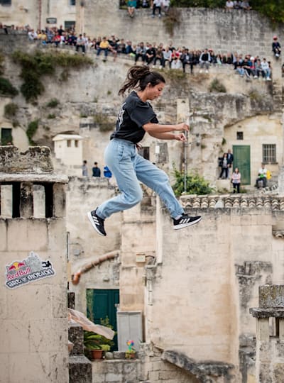 Hazal Nehir'in Red Bull Art of Motion Performansını Tekrar İzle