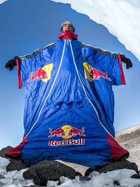 Valery Rozov hace un salto BASE desde el Kilimanjaro