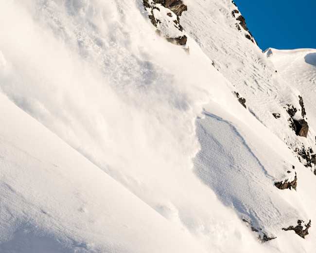 Check hoe Travis Rice levend uit een lawine komt