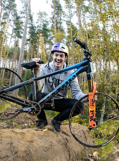 MTB Downhill: Matt Jones rides jumps without tyres