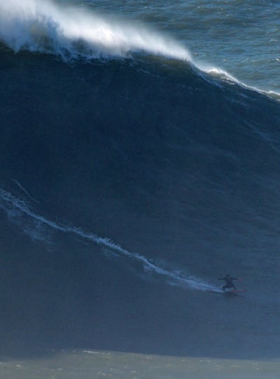 Justine Dupont surfs biggest wave in Nazaré, Portugal