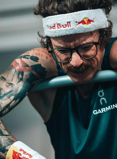 100km in 6:26h: Laufband-Rekord von Flo Neuschwander