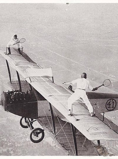 Quand 2 pilotes jouaient au tennis sur un avion ! Vidéo