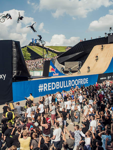 De meest bizarre Red Bull bike events