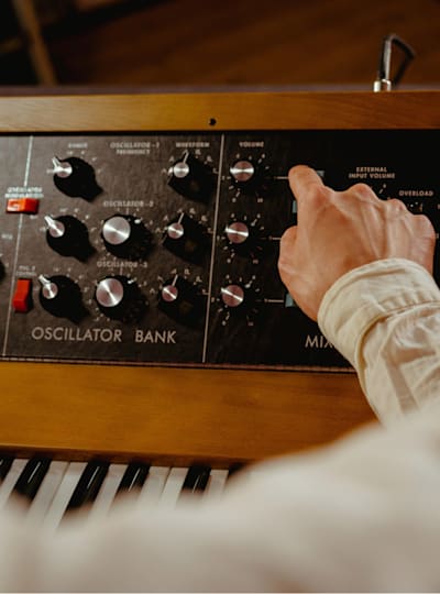 Learn how to play classic synths ++video tutorials++