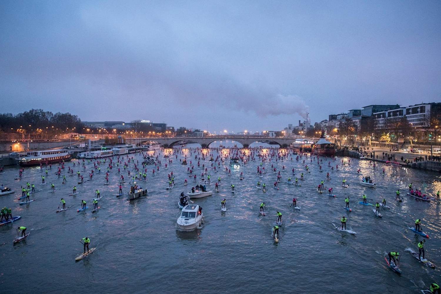 Vidéo : Course de stand up paddle sur la Seine à Paris