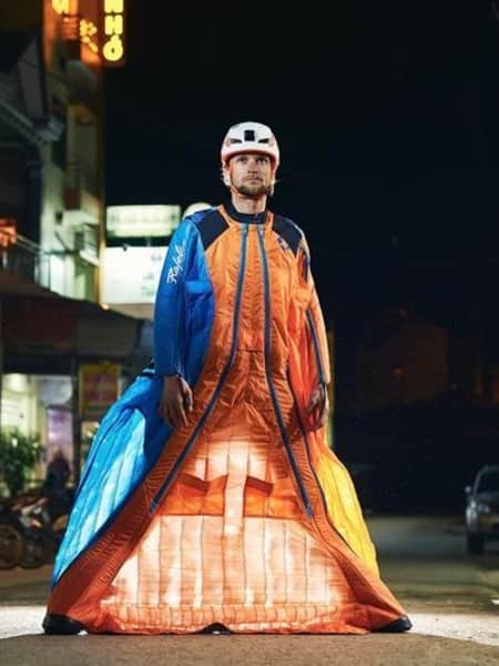 Tim Howell, 1er saut en wingsuit BASE Jump au Vietnam