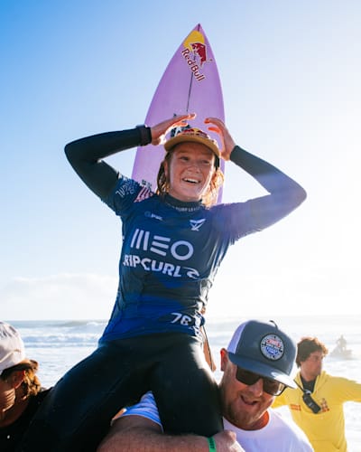 Adolescente americana está fazendo história no surfe