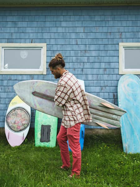Comment choisir sa planche de surf : guide et conseils