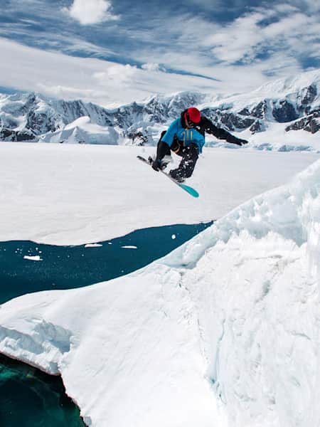 Photos : Xavier De Le Rue en snowboard sur un iceberg