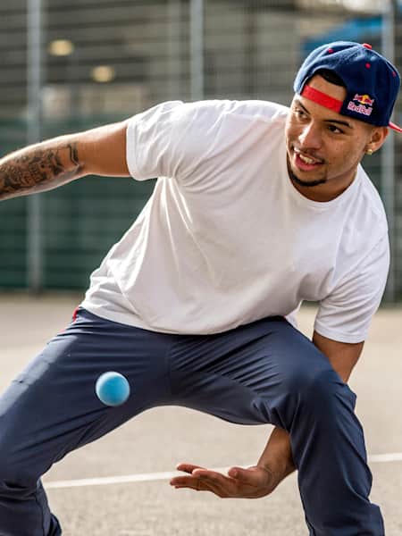 Timbo Gonzalez - Handball Pro Discovers Eton Fives