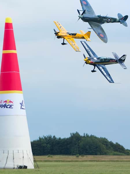 La Red Bull Air Race fa tappa ad Ascot, UK, 2014