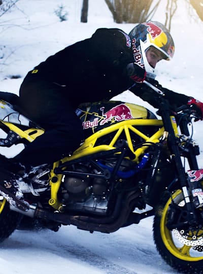 Motorbike rider Arunas Gibieza drifting on snow *video*