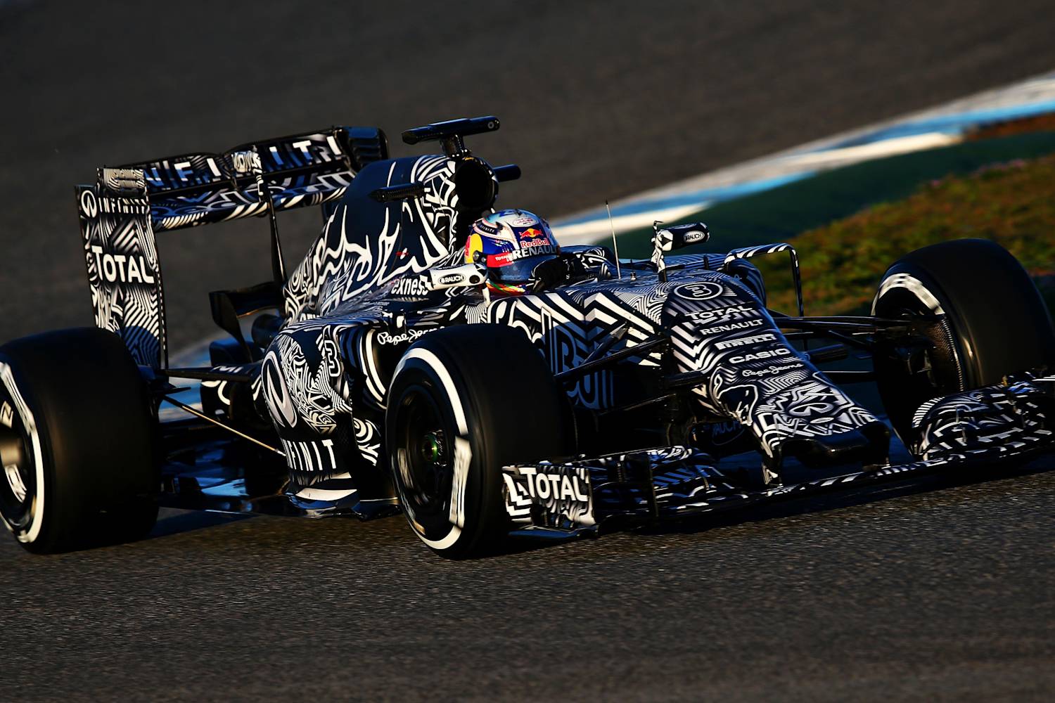 Infiniti Red Bull Formula 1 RB11 Daniel Ricciardo Kvyat