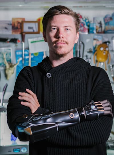 Poznej Daniela Melvilla, profi hráče s bionickou rukou