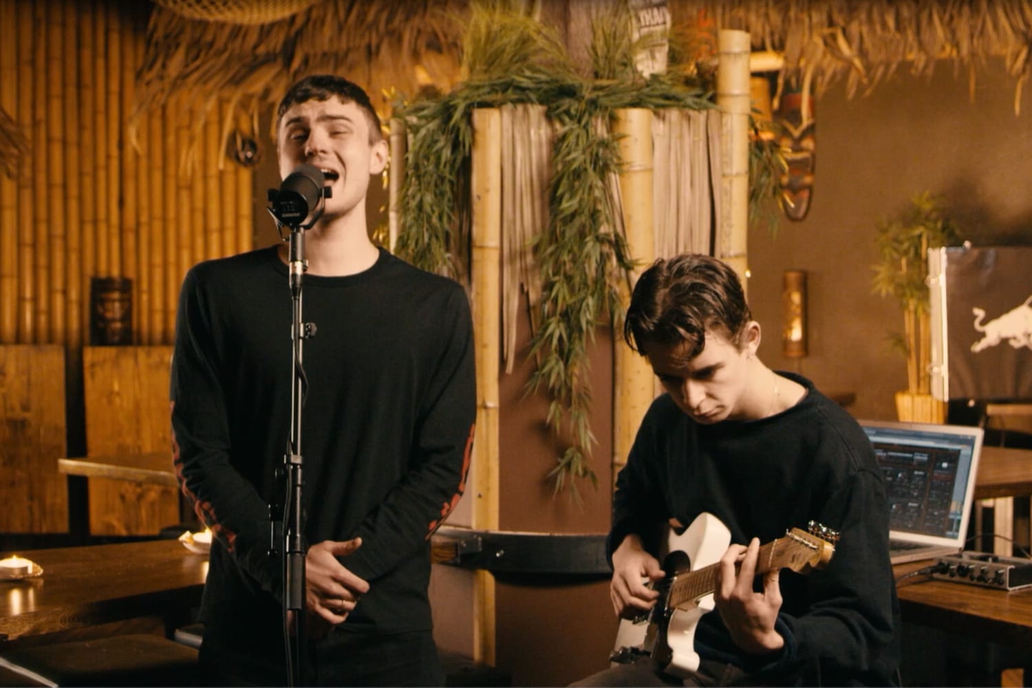 Se Louis Samsons With Me' i en tryllebindende session