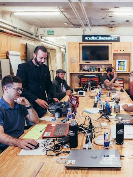 Colaboradores da residência hacker Red Bull Basement