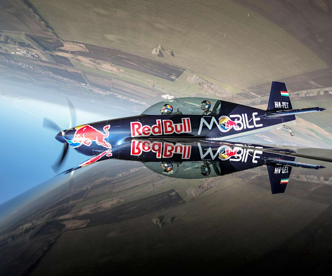 Destination Red Bull: Péter Besenyei guide flight