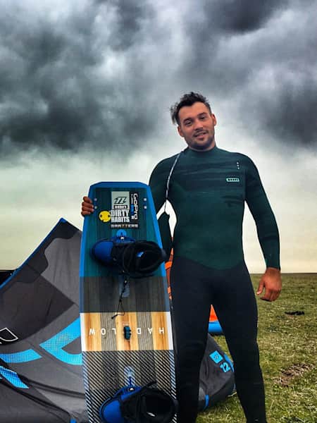 Invata kitesurfing pe plaja 3 Papuci din Constanta