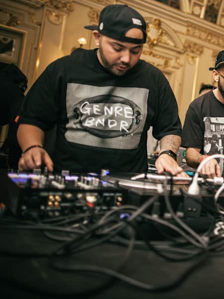 Jazzy Jeff scratching: 40 DJs perform together *video*