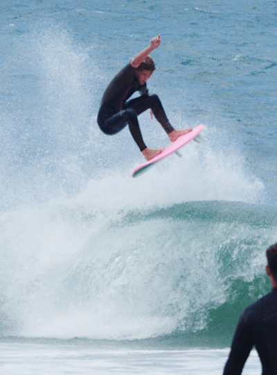 Harry Bryant domina el surf con tabla de corcho