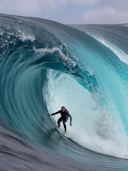 Sessions: Big day surf at The Right +Video+ | Red Bull